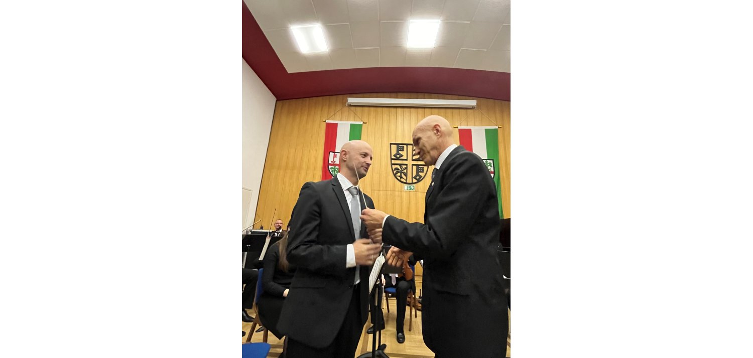 Michael Fuxius übergibt Taktstock an David Rodriguez | Stadtverwaltung ...