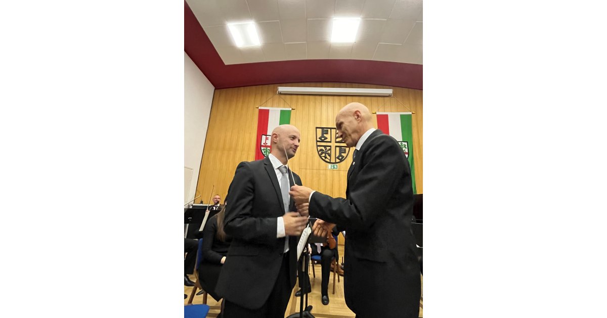 Michael Fuxius übergibt Taktstock an David Rodriguez | Stadt Mayen